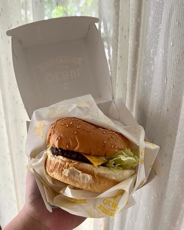 Burger Qebul sajikan burger bakar dengan patty daging asli – Indonesia ...
