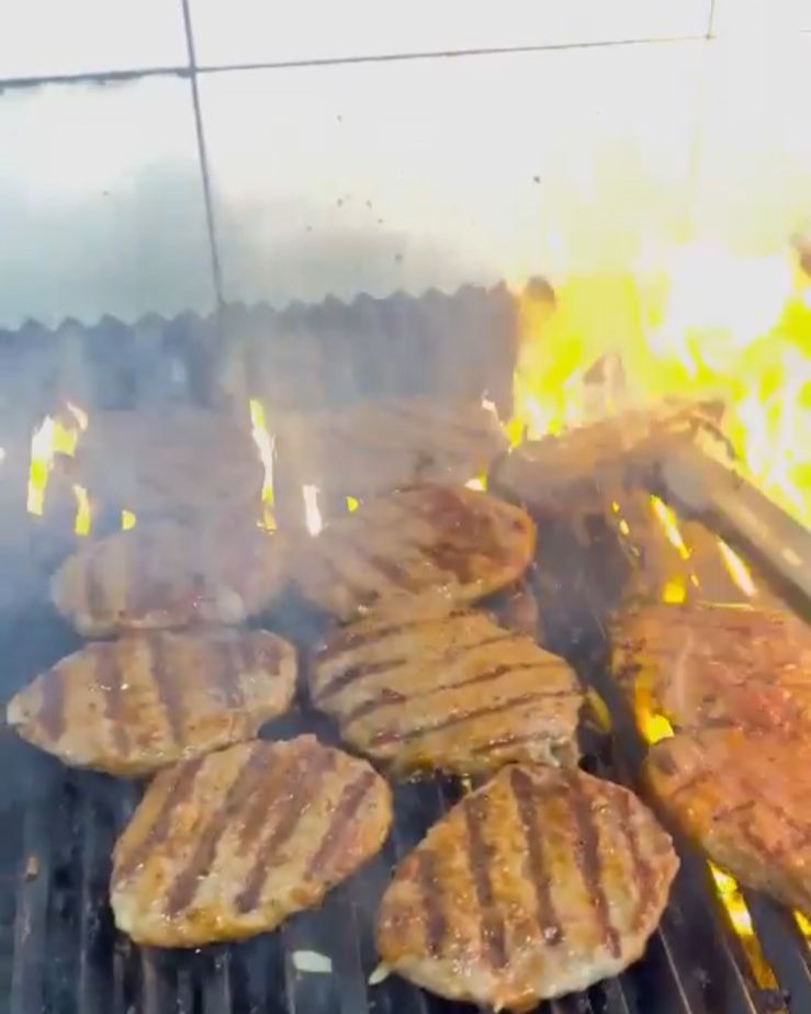 Burger Qebul sajikan burger bakar dengan patty daging asli – Indonesia ...